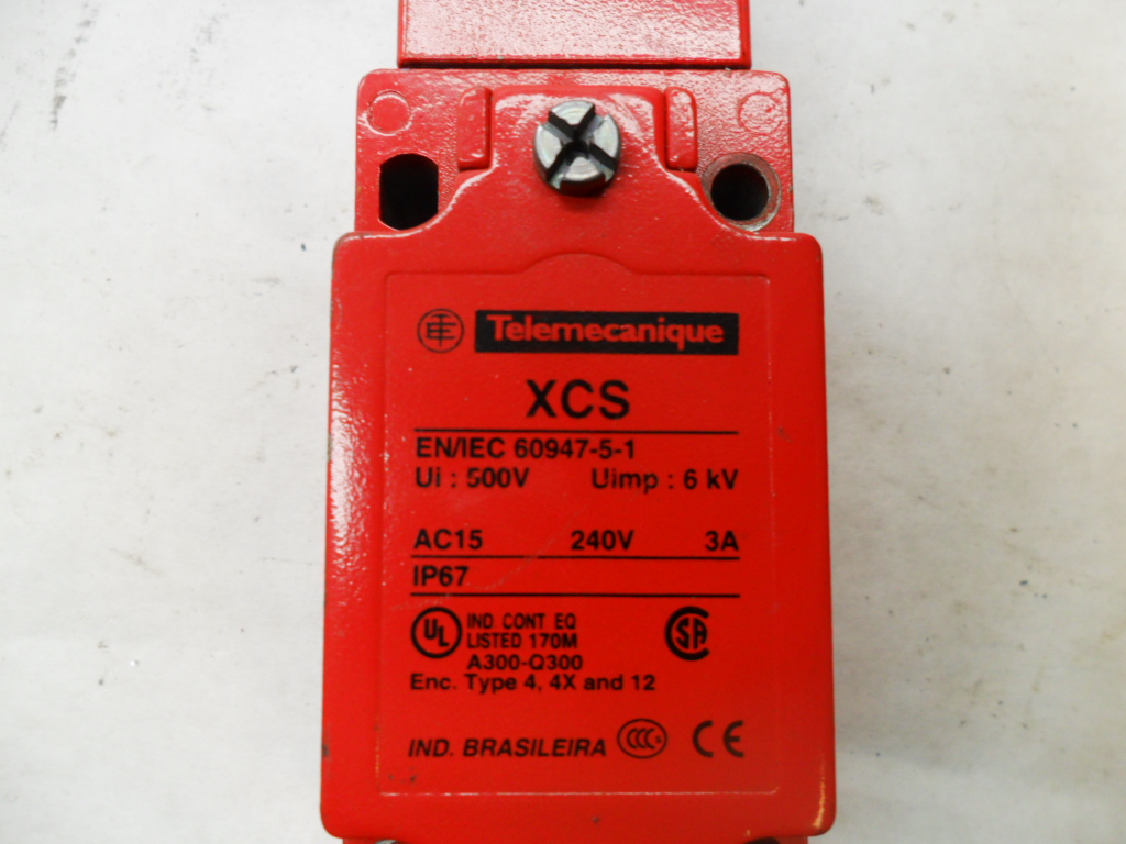 TELEMECANIQUE XCS-A703 SAFETY INTERLOCK SWITCH 3A 240V XCS - PLC ...